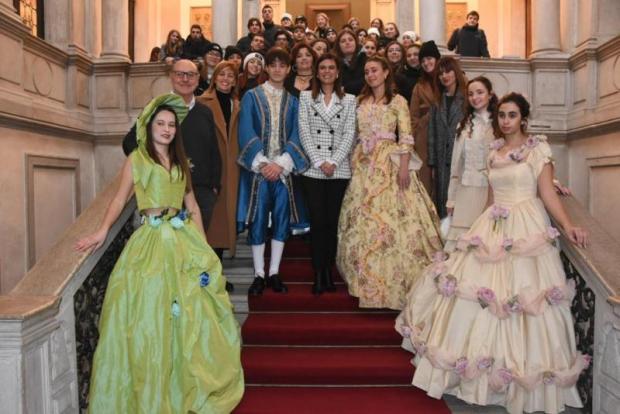 Carnevale Di Venezia E Di Napoli A Confronto Oggi La Visita A Ca Farsetti Del Liceo Publio